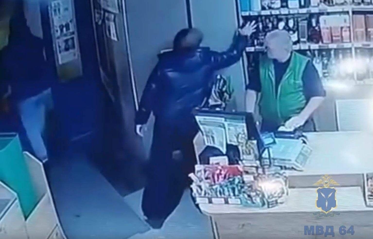 В Саратове 17-летний юноша на глазах у кассира стащил бутылку коньяка ...